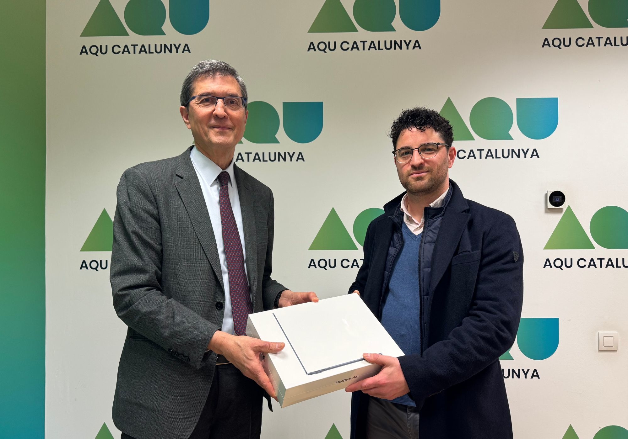 AQU Catalunya entrega el premio a la empresa que ha ganado el sorteo de la Encuesta de Empleadores